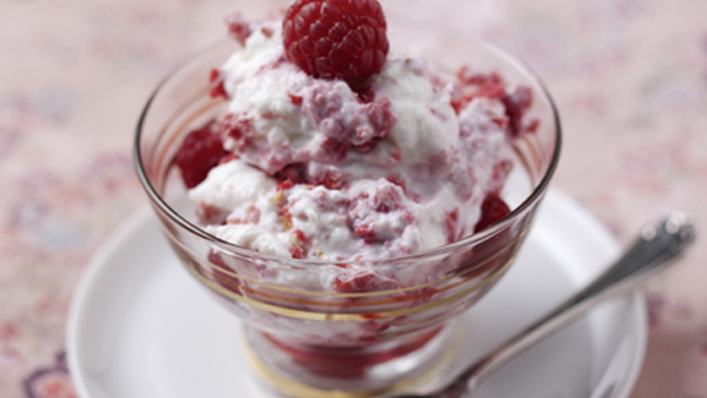 Greek yoghurt and raspberry chill - Recipes - Healthier Families - NHS